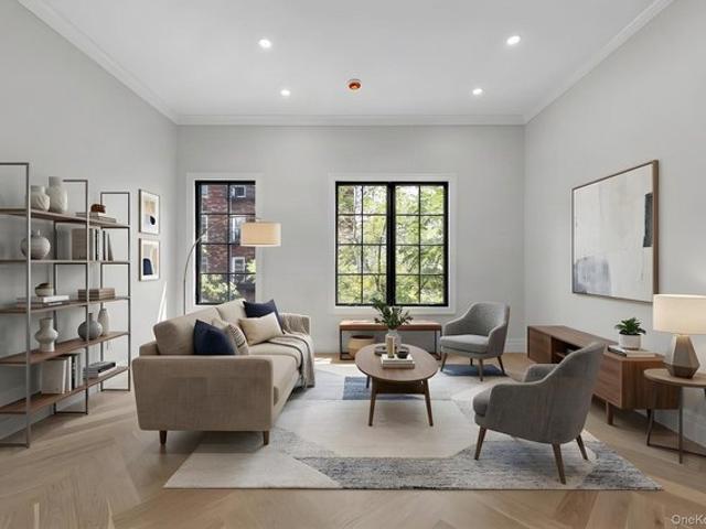 3722 27th St, Long Island City, NY 11101