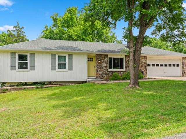 372 Greenbrier Ln, Hollister, MO 65672