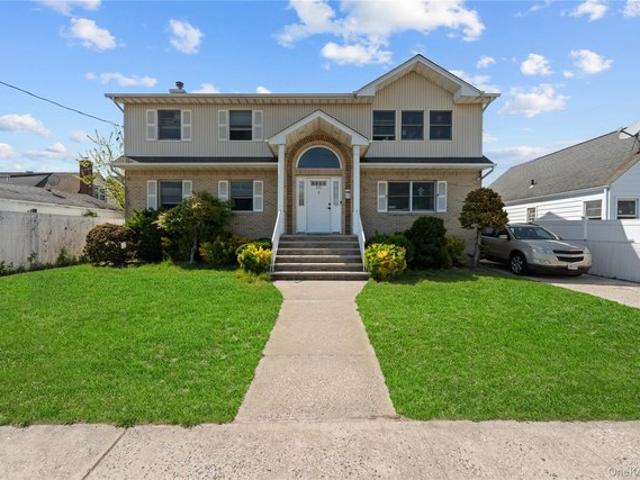 372 Madison St, Franklin Square, NY 11010