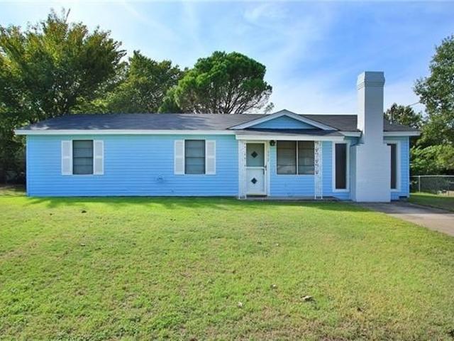 372 Shoreline Dr, Azle, TX 76020