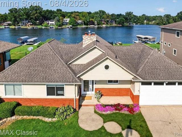 372 Wolverine Dr, Wolverine Lake, MI 48390