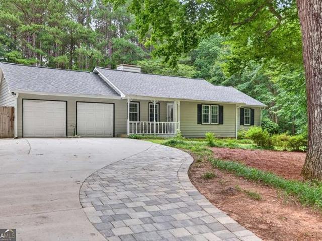 3735 Creekwood Dr, Loganville, GA 30052