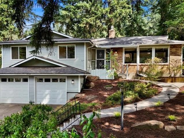 3730 NE 194th St, Lake Forest Park, WA 98155
