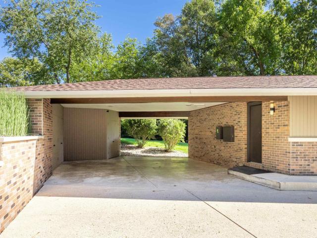 3731 Capilano Dr