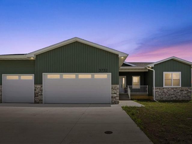 3732 Broomfield Dr, Cedar Falls, IA 50613