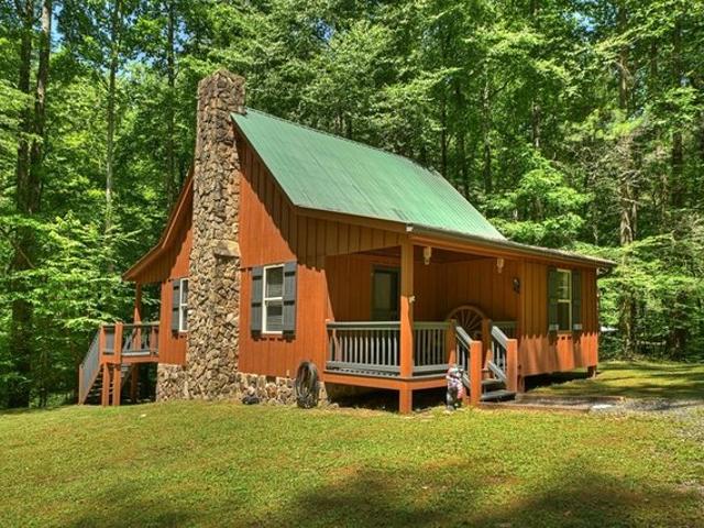 373 Barnes Creek Dr, Ellijay, GA 30540