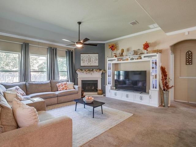 373 Pin Cushion Trl, Burleson, TX 76028