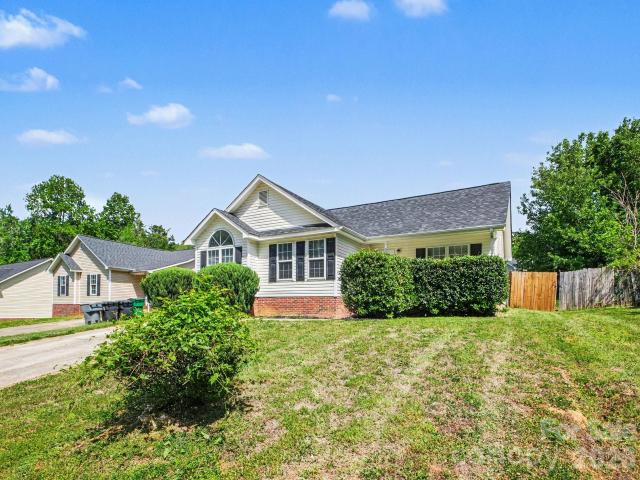 3744 Capps Hill Dr, Charlotte, NC 28216 | MLS #4371