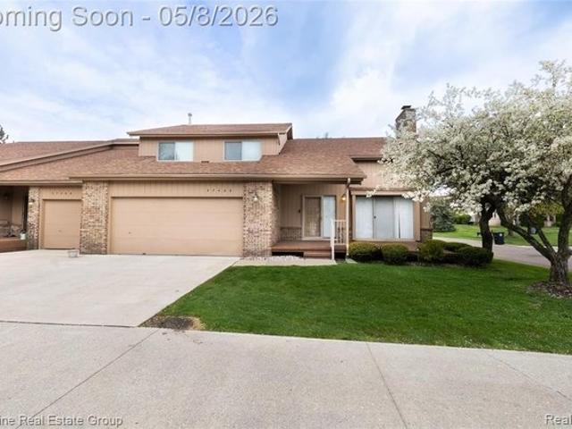 37468 N Laurel Park Dr, Livonia, MI 48152