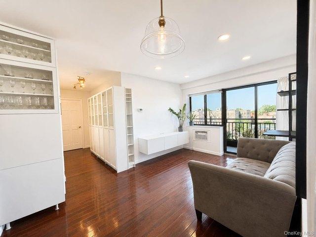 3749 81st St Apt 7D, Jackson Heights, NY 11372