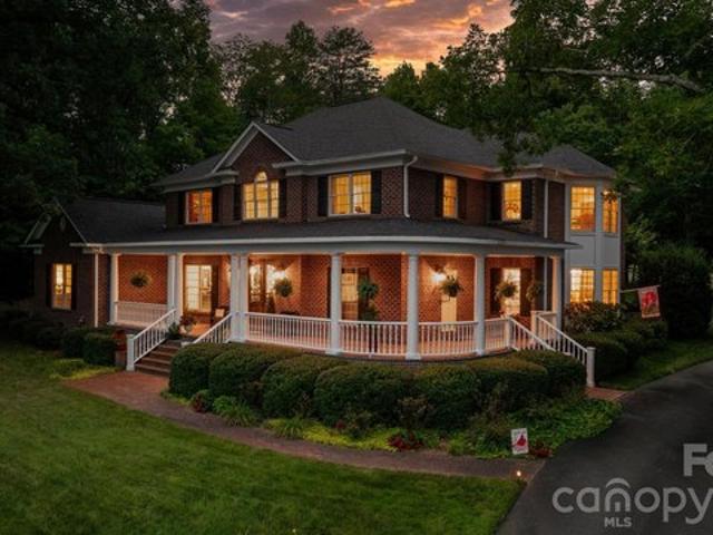 3740 Pinecrest Dr NE, Hickory, NC 28601