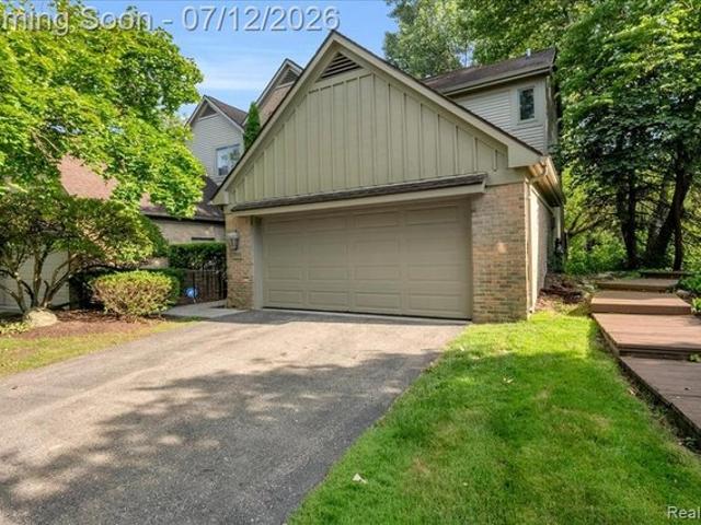 37418 Legends Trail Dr, Farmington Hills, MI 48331