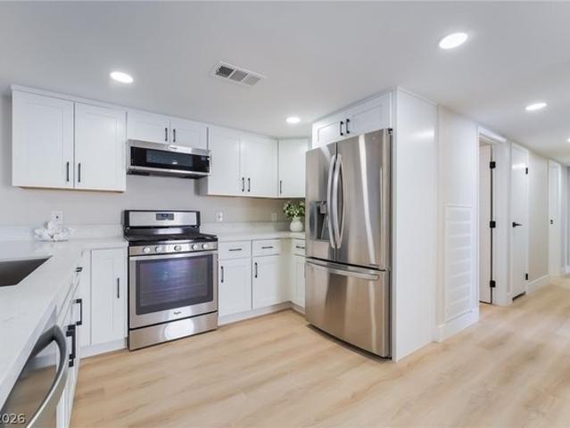 3743 Colonial Dr, Las Vegas, NV 89121