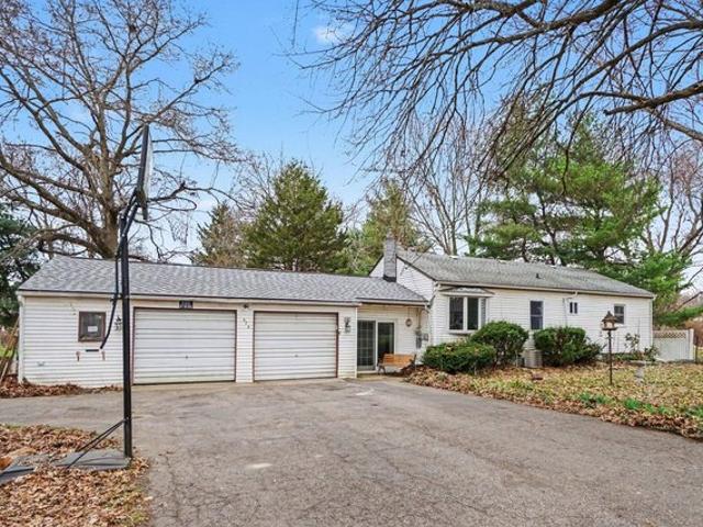 374 Elliot Rd, Kalamazoo, MI 49048