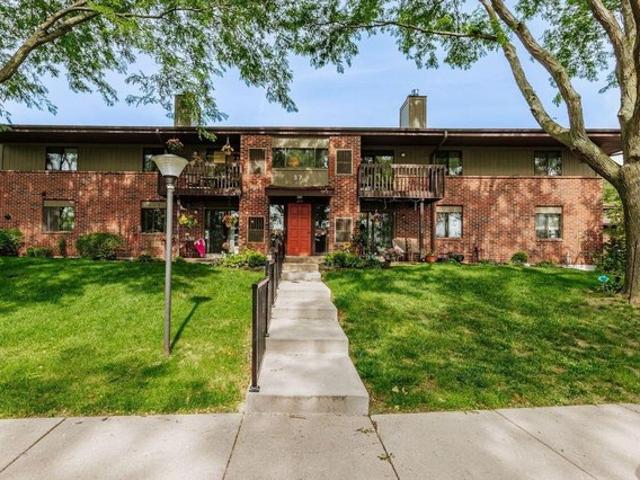 374 Park Hill Dr Unit E, Pewaukee, WI 53072