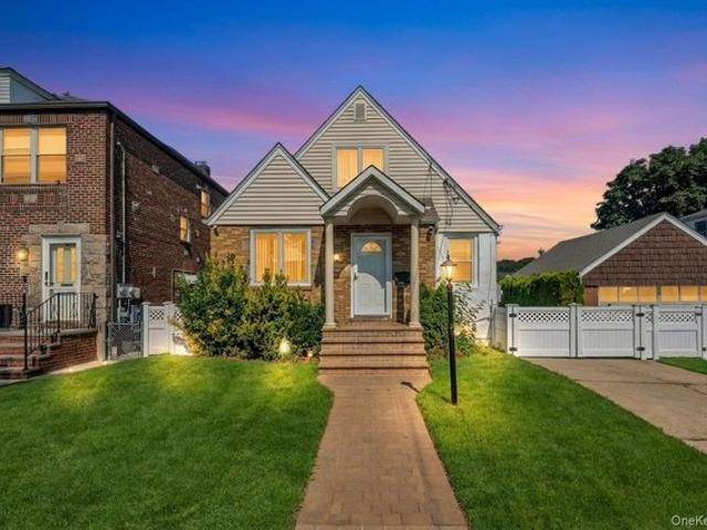 374 Rockaway Pkwy, Valley Stream, NY 11580