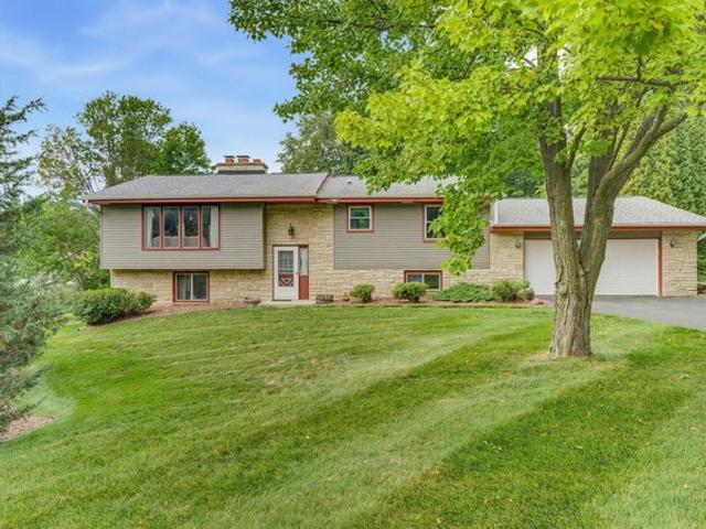 3755 N Kettle View Dr, Hartford, WI 53086