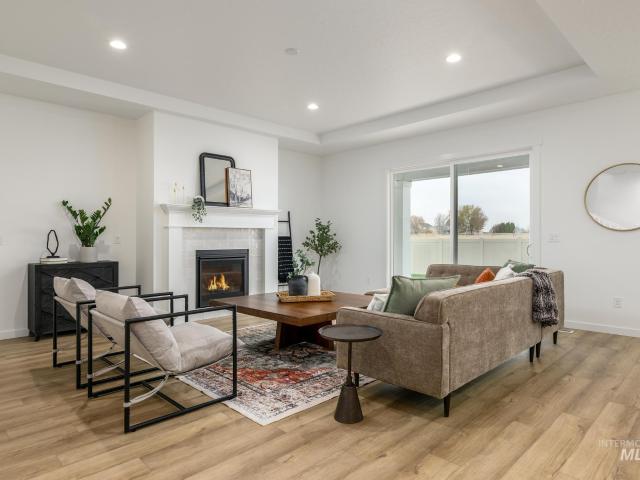 3758 N Kelseyville Way