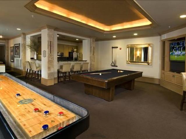 $3750 / 2br 939ft² comfortable living in a park like setting!