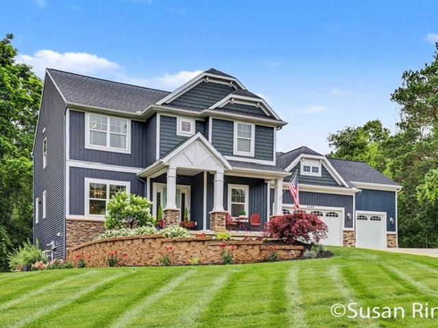 3769 Walnut Springs Dr NE, Grand Rapids, MI 49525