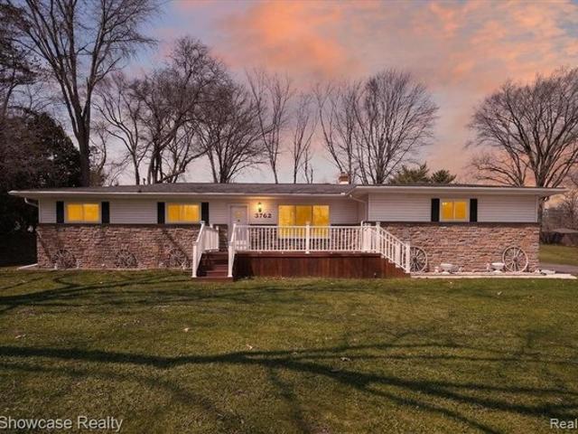 3762 Lakewood Dr, Waterford Township, MI 48329