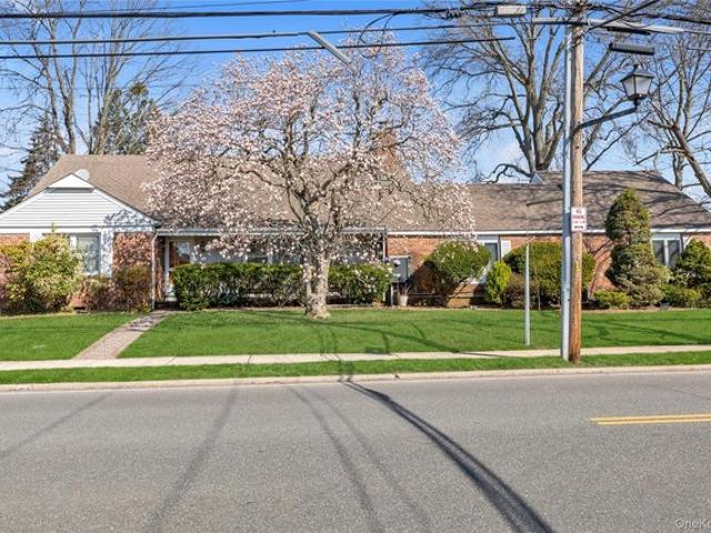 376 1st St, Mineola, NY 11501