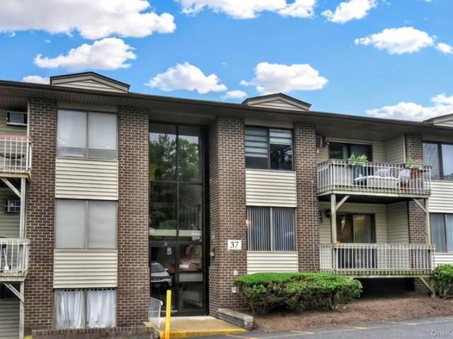 376 Country Club Ln, Pomona, NY 10970