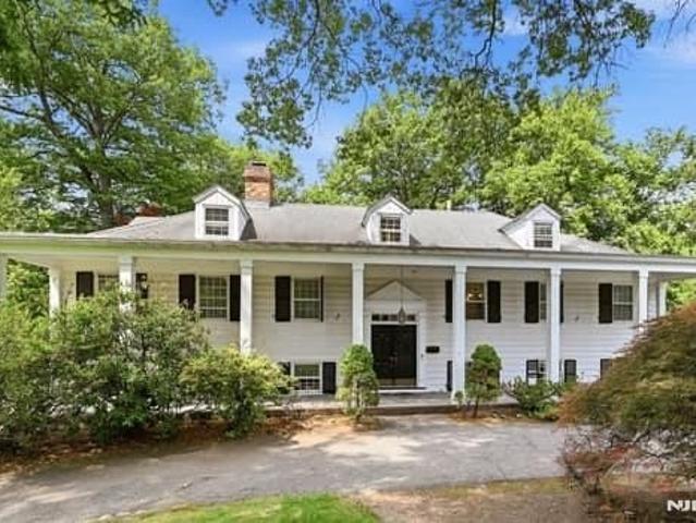 376 Lakeview Dr, Wyckoff, NJ 07481