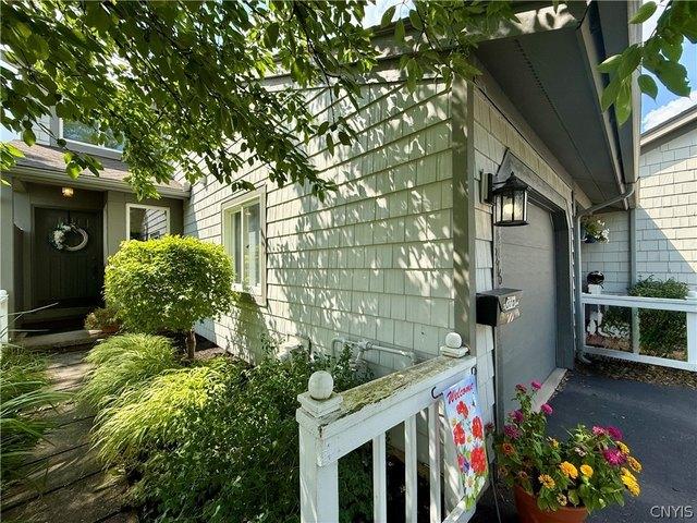 376 Summerhaven Dr N, East Syracuse, NY 13057