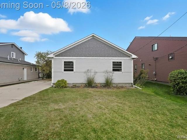 37752 Huron Pointe Dr, Harrison Township, MI 48045