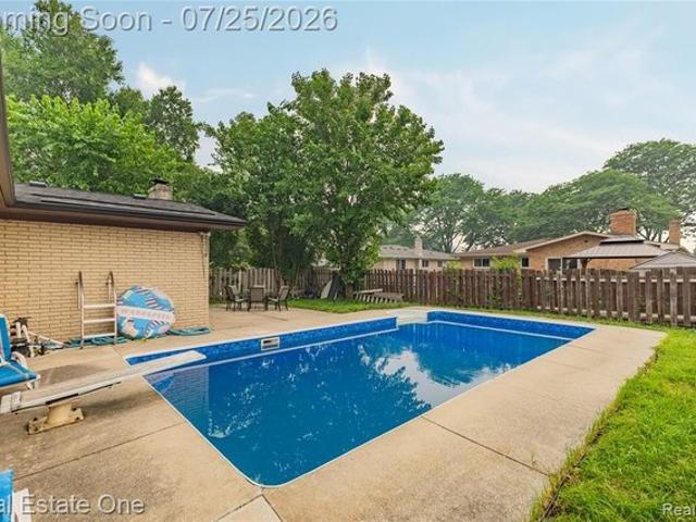 37719 Adrian Dr, Sterling Heights, MI 48310