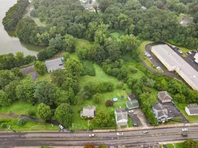 377 LAKEWOOD RD, WATERBURY, CT 06704 Single Family Residence F.
