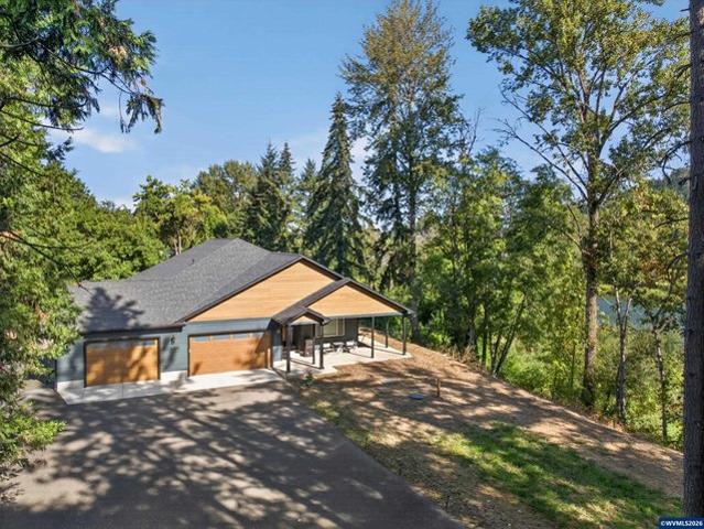 37835 River Dr, Lebanon, OR 97355