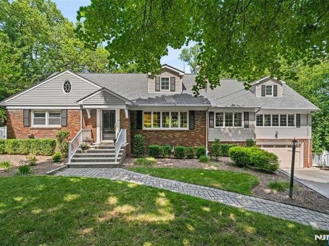 378 Van Beekum Pl, Wyckoff, NJ 07481
