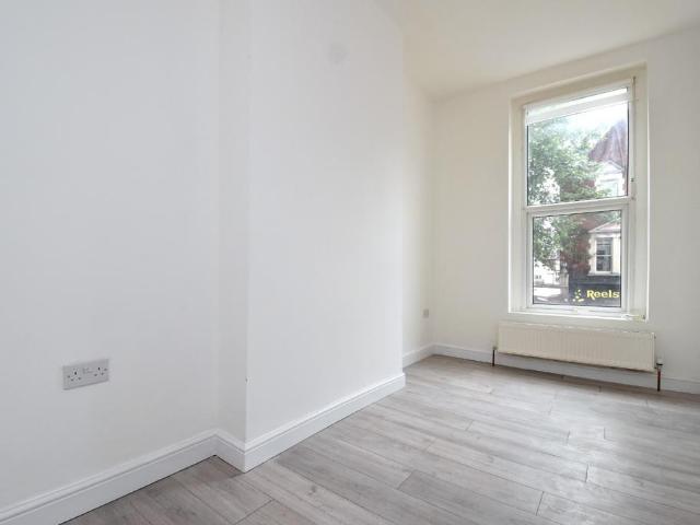 379 Norwood Road, London, Greater. 1 bed flat to rent £1,600 pcm £369 pw
