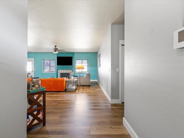 379 nw crestview ct