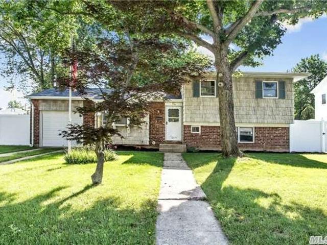 379 W 24th St, Deer Park, NY 11729
