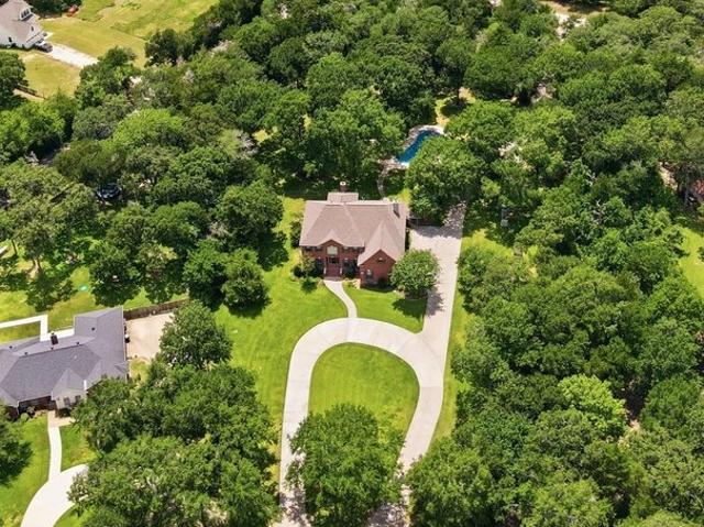 3805 N Briarwood Dr, Brenham, TX 77833