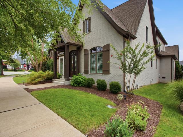 3805 Somers Ln
