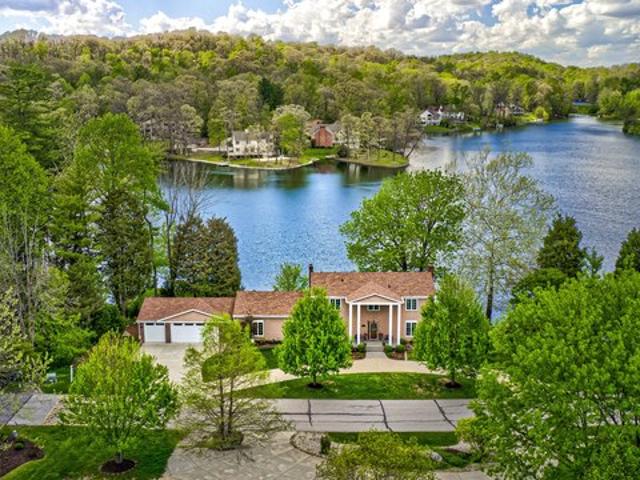 3806 N Foxcliff Dr E, Martinsville, IN 46151