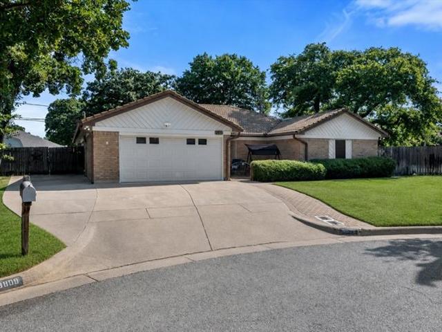 3809 Helmsford Dr, Arlington, TX 76016