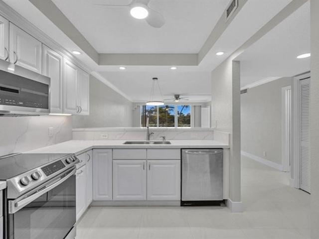 3800 Oaks Clubhouse Dr Apt 201, Pompano Beach, FL 33069