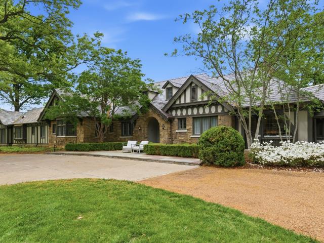 3800 Woodlawn Dr