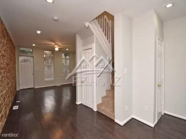 38016412 2436 Barclay Street