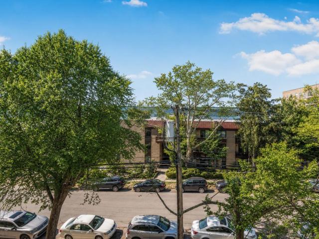 380 N Broadway D14