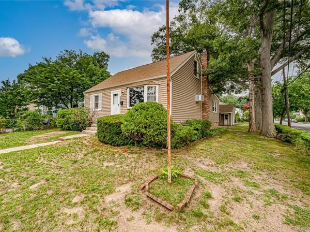 380 W Gates Ave, Lindenhurst, NY 11757