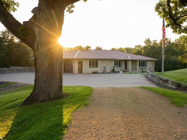 38150 rd Ave, La Motte, IA 52054