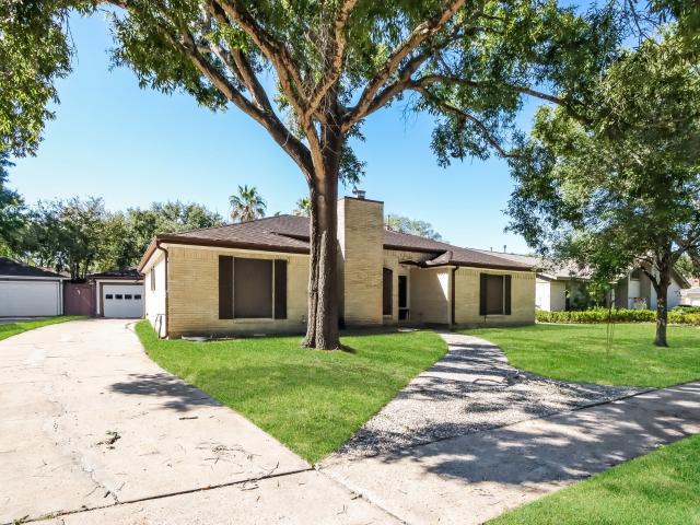3815 Plum Hollow Dr, Houston, TX 77059 | MLS #40860 | Compass