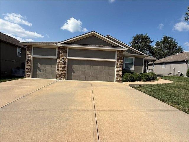 3817 SW Briarwood Oaks Dr, Blue Springs, MO 64015
