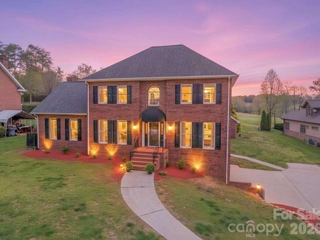 3811 Pinecrest Dr NE, Hickory, NC 28601